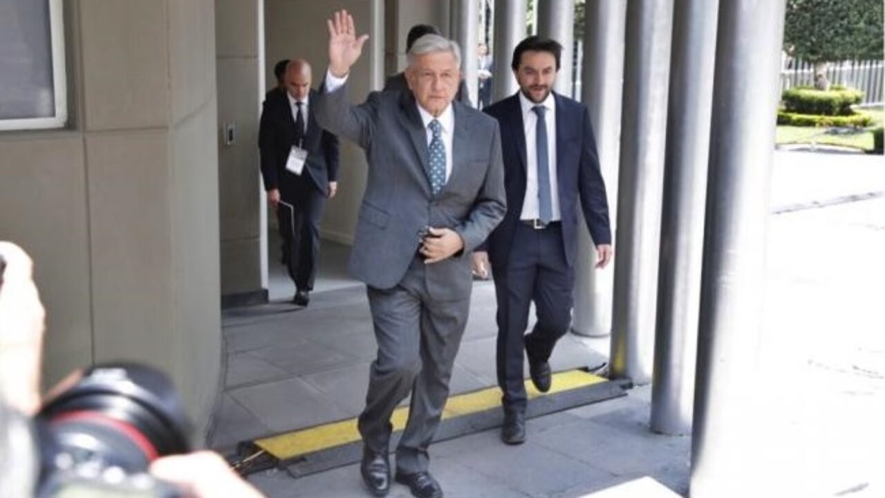 Dan puestos directivos en el SAT a exayudantes de AMLO