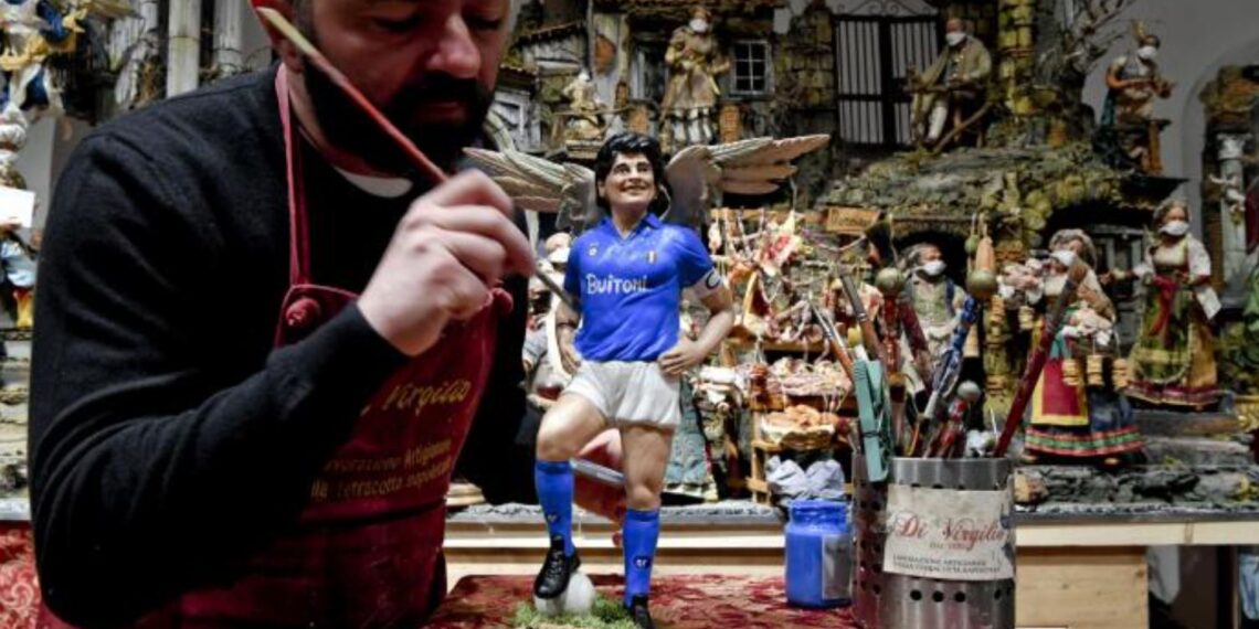 Artesanos de Nápoles crean figura de Maradona para los pesebres navideños